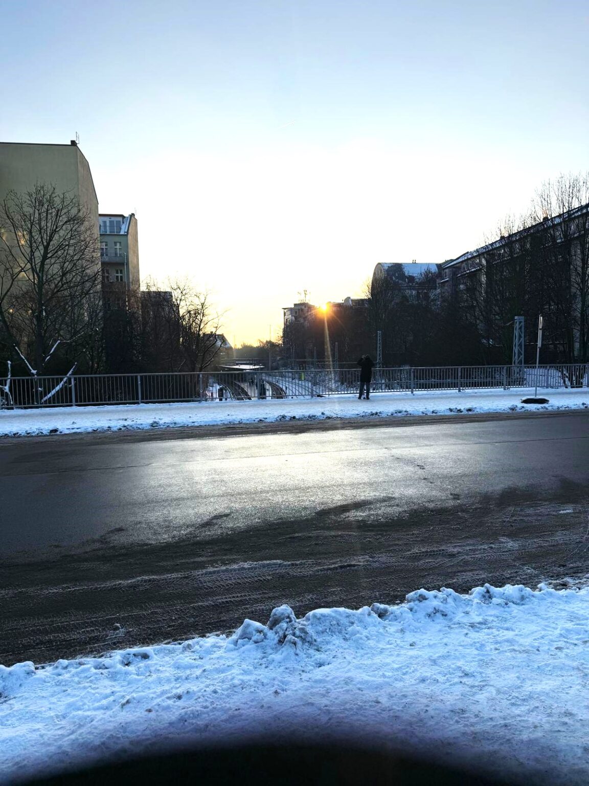 Mit starken Schwächen der KIs — doch Claude, aus Seenot rückgeborgen ...